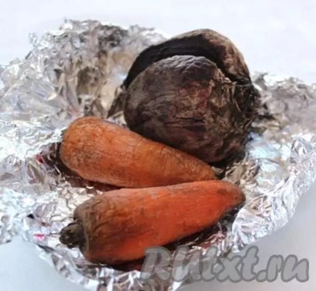 Wrap ang mga beets ug carrots sa foil, magaluto sa hudno hangtud nga malomo o pabukala ang sa naandan nga paagi, cool ug grate sa usa ka coarse grater.