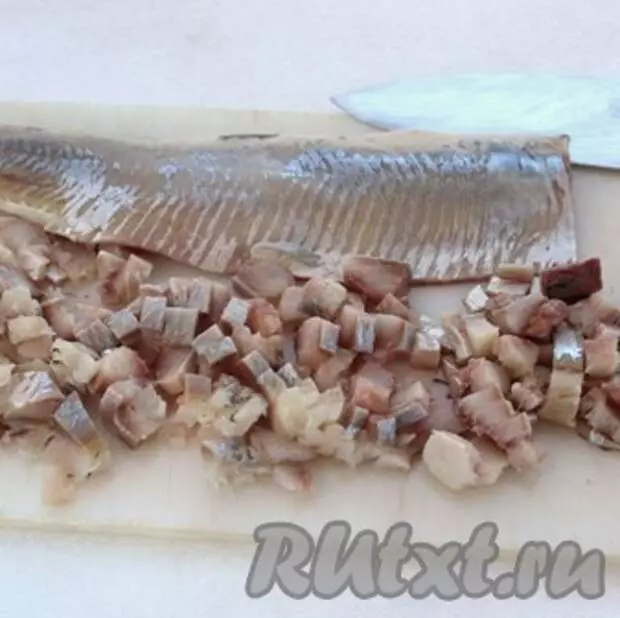 Peel the herring, remove the ridge and bones and cut the fillet into small pieces.