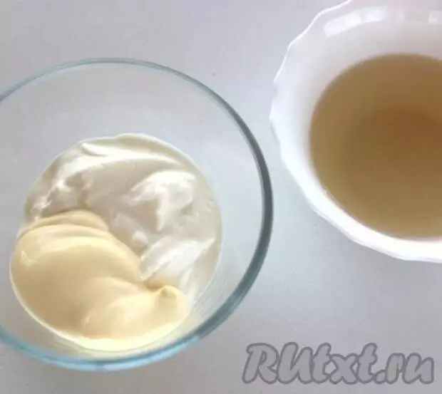 Combine the dissolved gelatin with sour cream and mayonnaise, mix well.