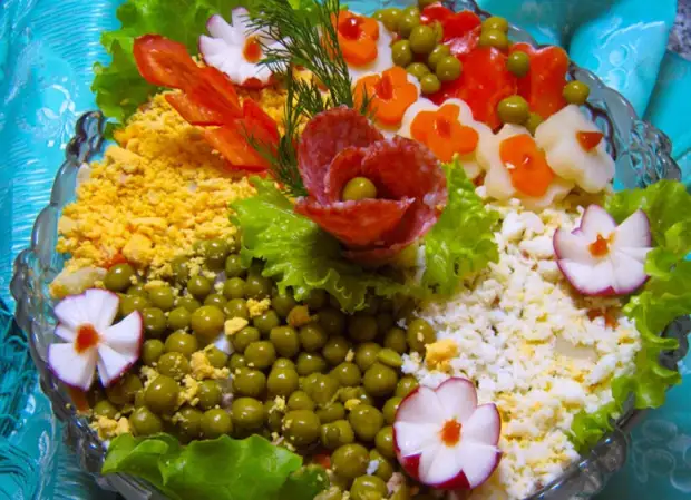 Pagpapalamuti ng mga salad sa isang festive table