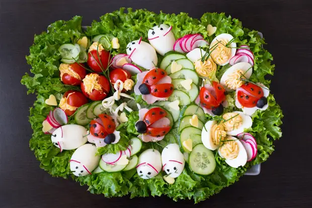 Décorer des salades sur une table de fête