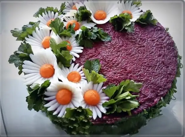 Décorer des salades sur une table de fête