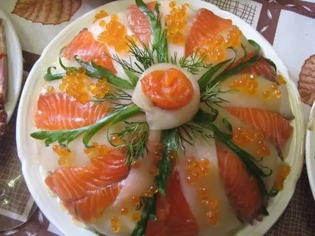 Décorer des salades sur une table de fête