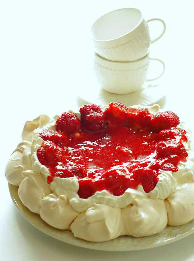 Strawberry "Pavlova"