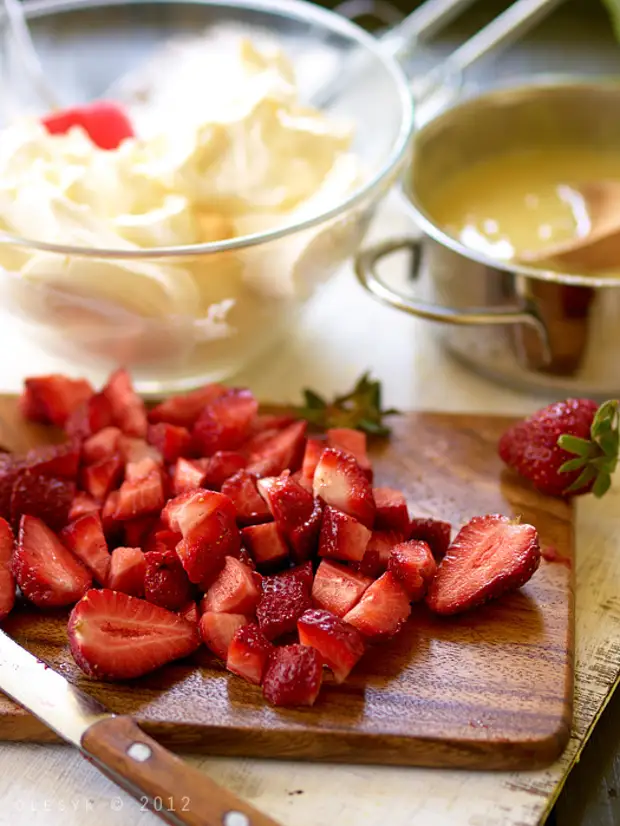 स्ट्रबेरी, मस्करपोन र सेतो चकलेट बिना पकाएको चीजकेक