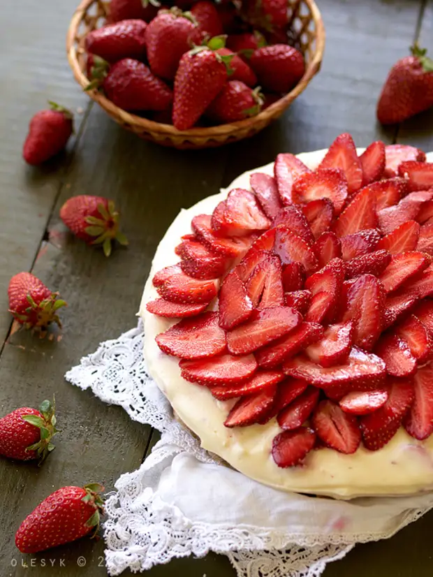 Cheesecake na may strawberry, mascarpone at puting tsokolate na walang lutong