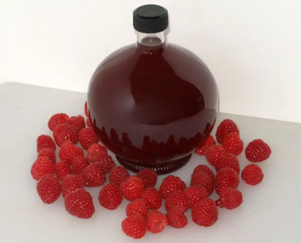 စိတ်ဝိညာဉ်ပါတီအတွက် Raspberry liqueur