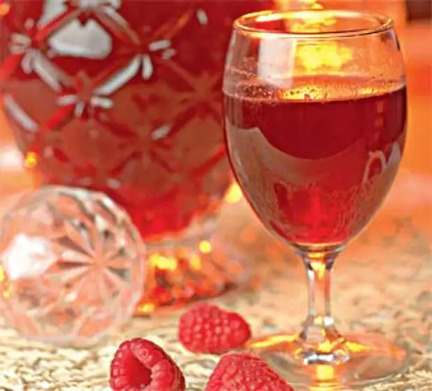 စိတ်ဝိညာဉ်ပါတီအတွက် Raspberry liqueur