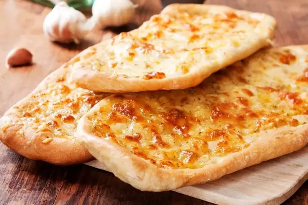 Maitiro ekugadzira iyo yakakwana focaccia: zvakavanzika + resipi