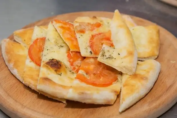 Maitiro ekugadzira iyo yakakwana focaccia: zvakavanzika + resipi