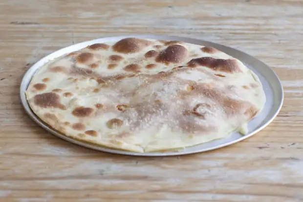 Maitiro ekugadzira iyo yakakwana focaccia: zvakavanzika + resipi