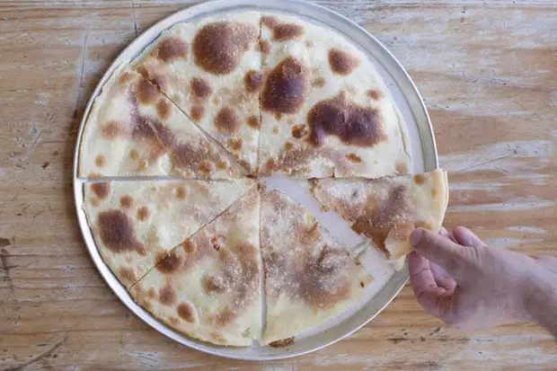 Maitiro ekugadzira iyo yakakwana focaccia: zvakavanzika + resipi