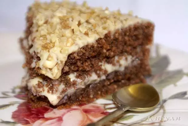 Torta di grano saraceno al cioccolato con crema al caramello e agrumi a base di farina di grano saraceno