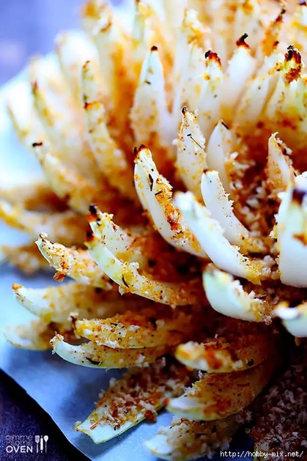 Aperitivo "Blooming Onion" inusualmente fermoso e saboroso cunha clase maxistral