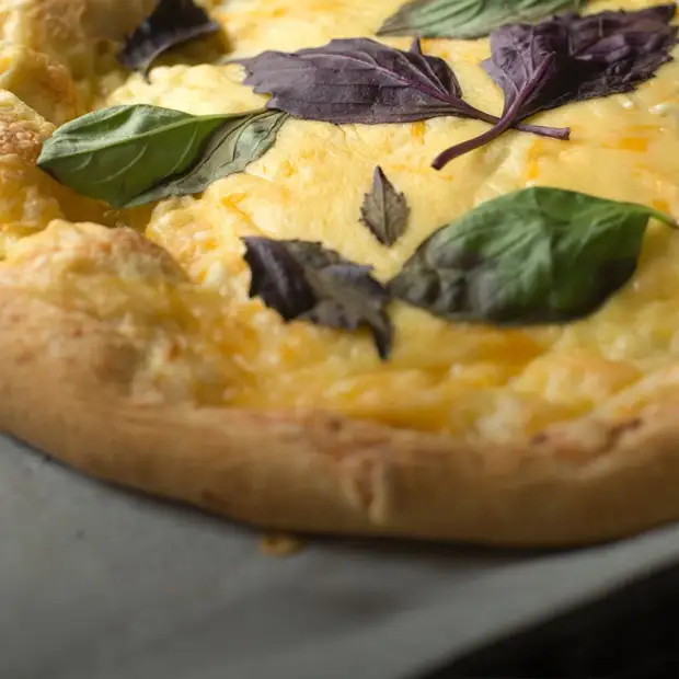 Look At Media chef bereidt Four Cheese pizza en cheesecake út Russyske produkten - Eksperimint op The Village