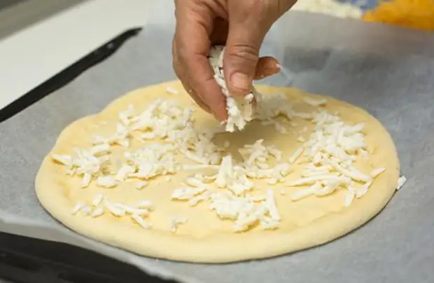 De Look At Media-sjef makket Cheese cheese pizza en cheesecake út Russyske produkten. Ofbylding nûmer 6.