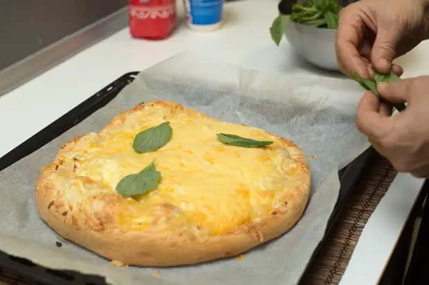 De Look At Media-sjef makket Cheese cheese pizza en cheesecake út Russyske produkten. Ofbylding nûmer 9.