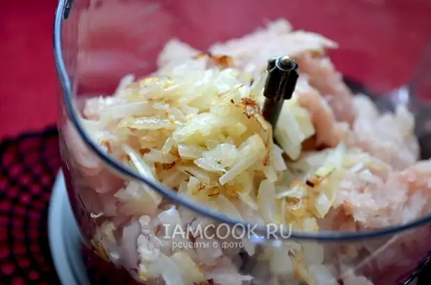 Tambahkeun bawang goreng kana lauk