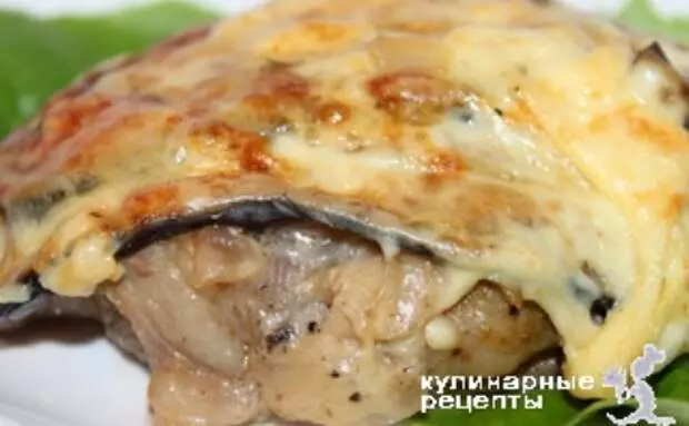 Porco "Kumovskaya" cocido con cogomelos e berenxenas