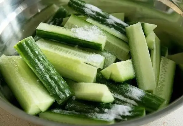 Korean style na karne na may sariwang mga pipino