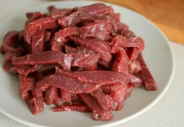 Fleisch nach koreanischer Art mit frischen Gurken