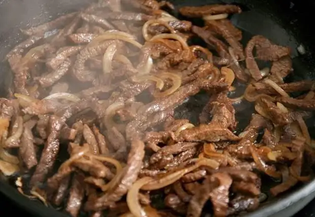 Fleisch nach koreanischer Art mit frischen Gurken