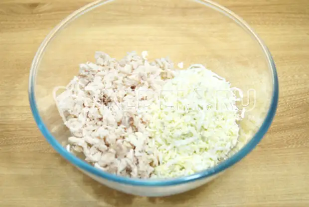 នៅក្នុងចានមួយផ្សំសាច់ chopped ល្អនិងស៊ុតដឹងគុណ។