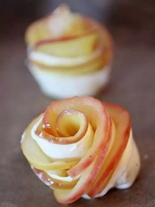 Hindi pangkaraniwang apple cake na "Roses"
