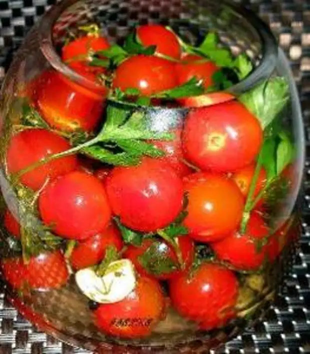 Tomate cereja em conserva com especiarias
