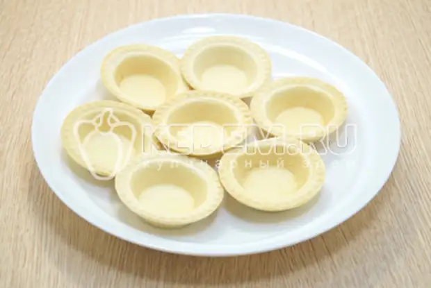 بشپړ شوي tartlets په یوه لوښي کې واچوئ.