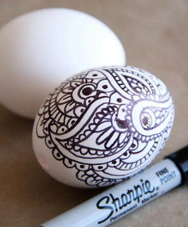 Yumurtaları markerlə rəngləyin