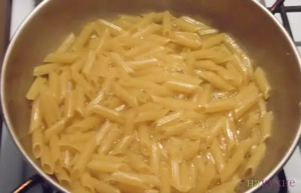 Pasta frita con polo