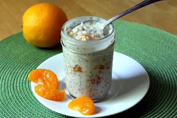 Farinha de aveia em uma jarra com tangerina e laranja