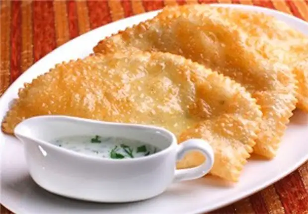 Empanadas suculentas con salsa nun prato