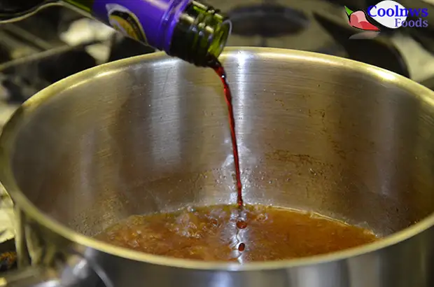 preparazione della salsa alla bourguignon