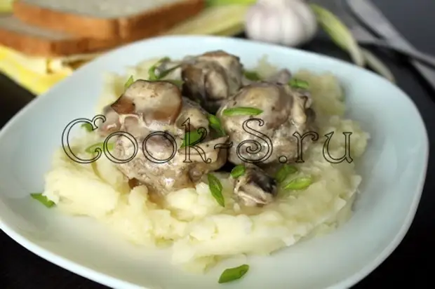 Iibhola zenyama kwi-sauce ye-mushroom