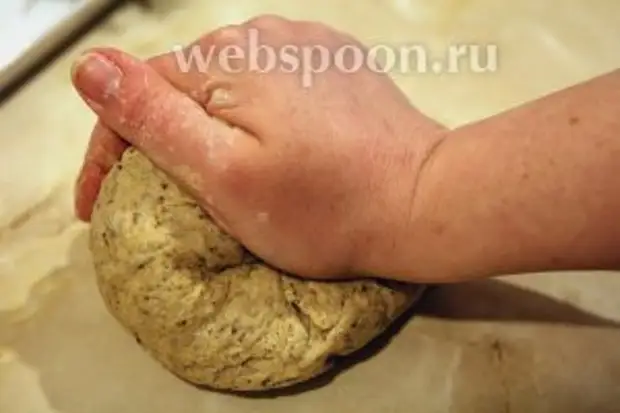 Let's work with a ball of noodle dough by kneading it on the oiled table top.