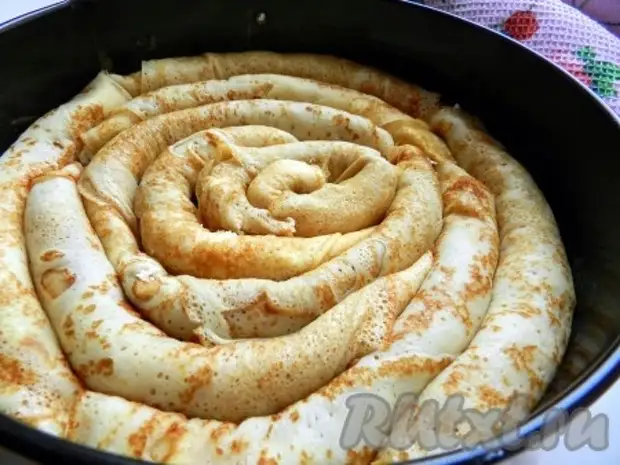 Çörek bişirilýän tabagy ýag bilen ýaglaň. Doldurmak bilen spiral krepkalary.