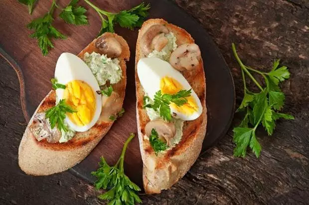 ناشتے کے لیے انڈے کے ساتھ اصل ترکیبیں۔