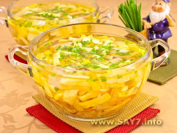 Sopa de polo con filloas de ovo