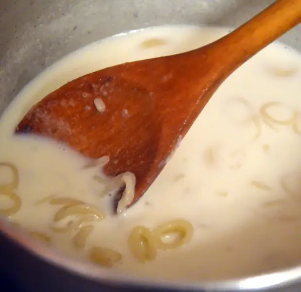 किशमिश और सूखे खुबानी के साथ दूध नूडल्स