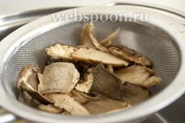 I-fold ang steamed porcini mushroom sa isang strainer. Huwag itapon ang anumang natitirang likido.