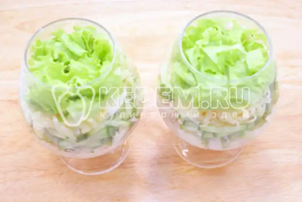 Lubricate with dressing. Decorate with small lettuce leaves and tangerine slices. - "Romantic" salad. Photo recipe for preparing portioned salad on the New Year's table.