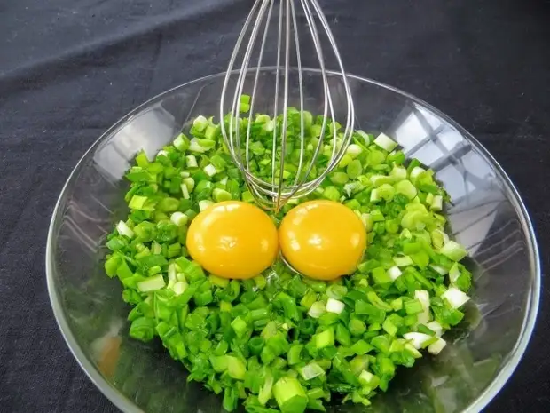 Rezeptfoto: Tortilla mit Frühlingszwiebeln / Frühlingszwiebeln und Eier verquirlen und Sie werden glücklich sein