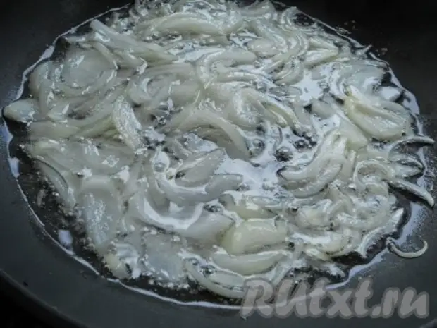 Cut the remaining onion into half rings, fry until transparent in vegetable oil.