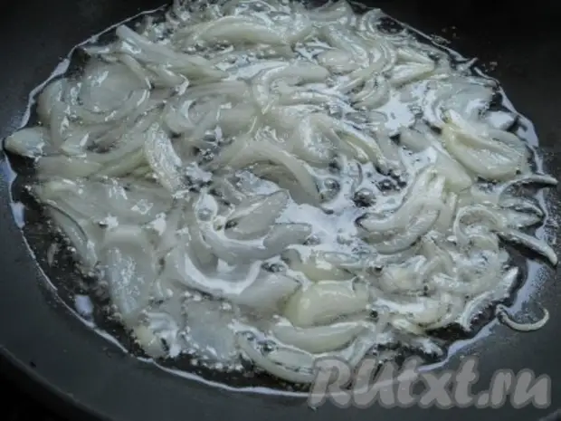 Snij de oerbliuwende sipel yn heale ringen, fry oant transparant yn plantaardige oalje.