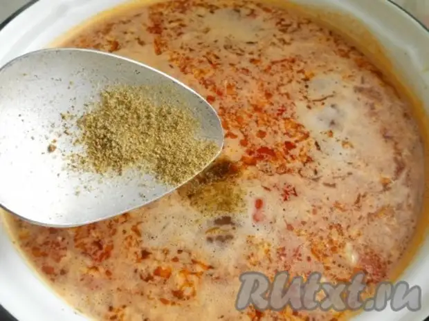 En nu is het belangrijkste om alle kruiden toe te voegen. Voeg hop-suneli toe, een mengsel van pepers en Svan-zout (dit is ook een Georgisch mengsel van kruiden uit Svaneti - zeer aromatisch).