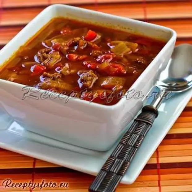 Goulash soup nepepuru tsvuku uye kabichi