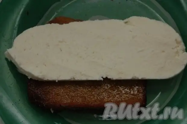 Podeu torrar el pa en una torradora, abocar-lo amb oli d'oliva i afegir-hi un tros de formatge Adyghe casolà per sobre.