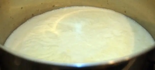 Ось так буде виглядати молочна маса після того, як виллємо весь йогурт.
